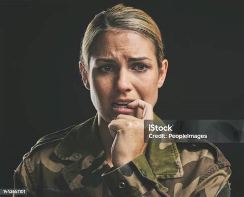 Ptsd 스트레스 및 얼굴을 가진 군대 군대 및 여성은 검은 배경으로 불안 정신 건강 또는 두려움을 보여줍니다 전쟁 여성 또는 군인 좌절 물린 손톱과 우울증 슬프고 제복을