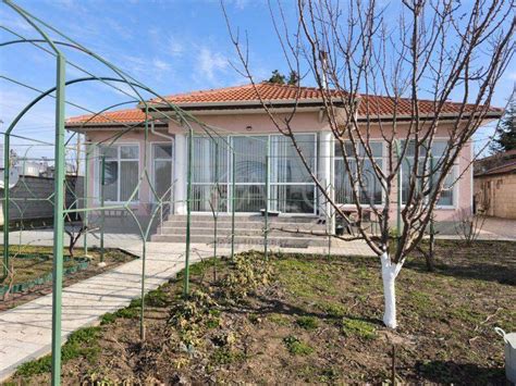 Соколово Едноетажна обзаведена къща с басейн на 6 км от морето и Балчик Едноетажна къща 146 кв