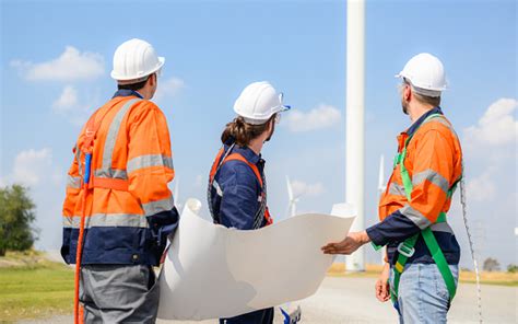 풍력 터빈 현장에서 야외에서 일하는 유지 보수 엔지니어 기술자 팀 3 명에 대한 스톡 사진 및 기타 이미지 3 명 개발 건설 현장 Istock