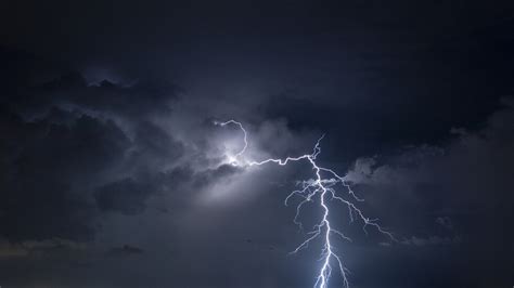 Съпрузи загинаха при удар от мълния в Брезнишко Nova