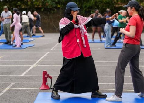 آموزش دفاع شخصی، برای زنان مهاجر در بریتانیا هنگام شورش‌ها به درد می
