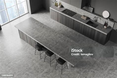 회색 현대 디자인 식당과 빈 회색 섬 키가 큰 테이블 콘크리트 바닥 주방 인테리어 파노라마 창 요리 영역 개념 맨 위 보기입니다 3d 렌더링 주방 조리대에 대한 스톡 사진