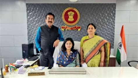 गाँव से आने वाली एक साधारण लड़की Upsc में टॉप कर बनी Ias