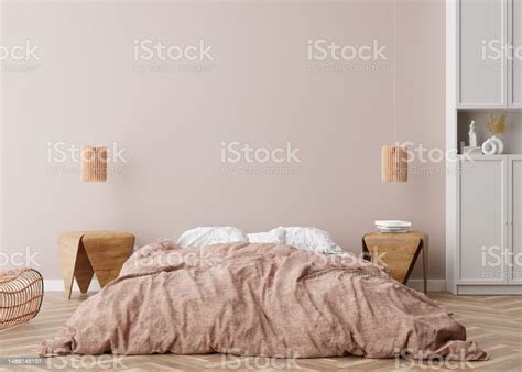 현대 침실의 빈 벽 스칸디나비아 보헤미안 스타일의 모형 인테리어 비어 있고 사진 포스터 아트웍을 위한 공간을 복사합니다 침대