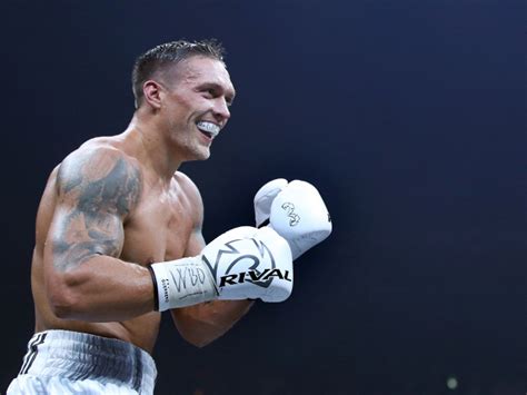 Боксер Александр Усик в перчатках на ринге обои для рабочего стола картинки фото