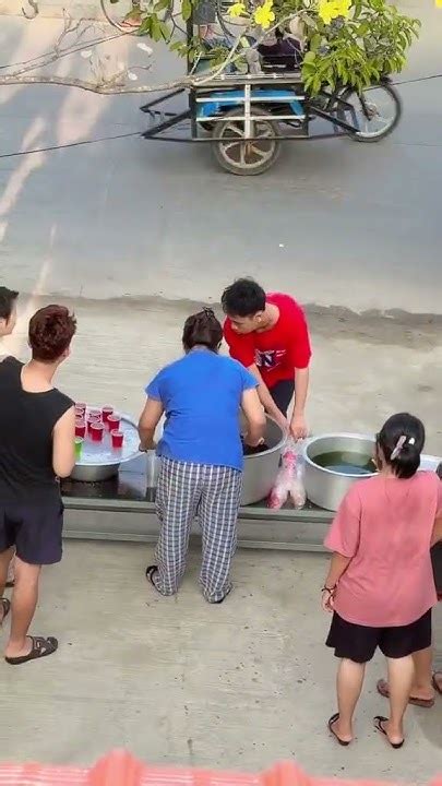 လမ်းသွားလမ်းလာတွေကို အအေးဖျော်ရည်လေးနဲ့ဒါနပြုနေတဲ့ မြန်မာလူမျိုးတွေရဲ့ ချစ်စရာကောင်းတဲ့စိတ