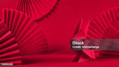 중국 설날 2023 빨간색 배경에 장식 패턴 팬 빨간 종이 팬 음력설 배너 템플릿입니다 2023년 올해의 색상 비바 마젠타컬러 팬톤 음력설 중국 배너 0명에 대한 스톡 사진