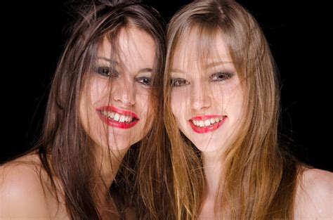 Potret Dua Gadis Cantik Dengan Rambut Coklat Panjang Dan Berantakan