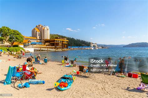 미국 아이다호 주 Coeur D Alene의 다운타운 리조트 지구에있는 도시 해변과 호수를 따라 붐비는 여름날 경관에 대한 스톡 사진 및 기타 이미지 Istock