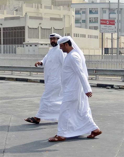 Traditional Dress Of Uae Emirati Traditional Clothing And Customs