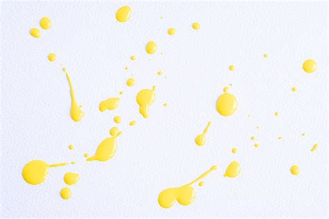 밝은 노란색 유성 페인트 웅덩이가 쏟아졌습니다 수채화 옐로우 드롭 스플래쉬 흰 종이 배경에 잉크가 흩뿌려진다 화장품 샘플 노랑에