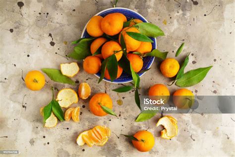 귤 회색 파란색 접시에 잎 배경 시멘트 유기농 채식 음식입니다 겨울 지역 과일입니다 건강 한 해독을 먹는 개념 감귤에 대한 스톡 사진 및 기타 이미지 Istock