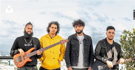 검은 양복 재킷을 입은 남자가 기타를 들고 검은 양복을 입은 남자 옆에 서 있다 사진 Unsplash의 무료 사람의 이미지