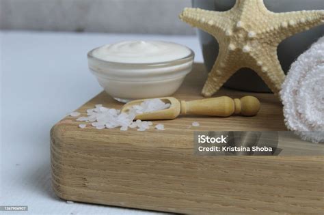 흰 회색 배경에 성숙한 트레이에 불가사리 소금 목욕 스크럽 스파 마사지의 즐거움 바다에 대한 스톡 사진 및 기타 이미지 바다 촛불 조명 장비 향기로운 Istock