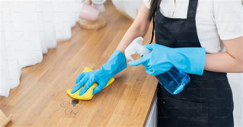 집에서 청소 서비스 여성 노동자의 손을 닫으십시오 아름다운 소녀 가정부 청소부는 행복하다고 느끼고 가사 가사 또는 집안일을 위해 지저분한 더러운 요리 카운터를 닦습니다