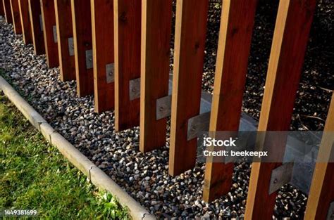 통풍이 잘되는 나무 칸막이 칸막이 클래딩 산업 건물 금속 브래킷에 장착됩니다 격자가 있는 산업 건물 수직 줄무늬 산업 건물의 빔 기둥 건축적 특징에 대한 스톡 사진 및 기타