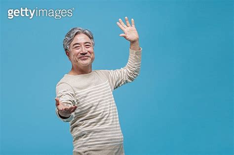 노인남자 성인남자 멋 컨셉 액티브시니어 실버라이프 미소 행복 즐거움 이미지 Jv11866360 게티이미지뱅크