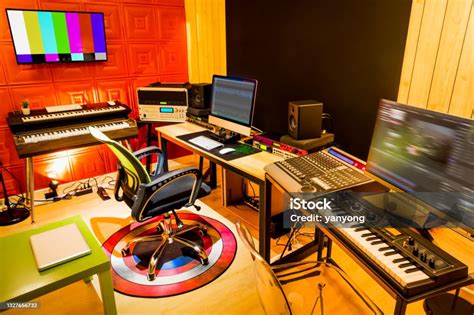 레드 사운드 흡수제 나무 벽 및 바닥을 보여주는 디지털 레코딩 및 포스트 프로덕션 스튜디오의 현대 아시아 Com임시 인테리어 디자인 0명에 대한 스톡 사진 및 기타 이미지