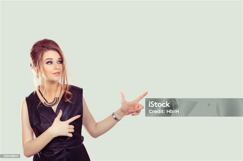 여기 봐 클로즈업 초상화 행복 자신감 젊은 약간 미소 여자 몸짓 으로 오른쪽에서 복사 공간을 제시 하 고 손바닥 위로 고립 된 밝은 녹색 벽 배경 긍정적 인 얼굴 감정 표현