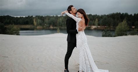 감정 격식있는 옷차림 결혼 경치 경치가 좋은 고요한 기쁨 껴안고 있는 낭만적인 다정한 단란함 로맨스 모래 물 사랑 숲 스타일 신랑 신부