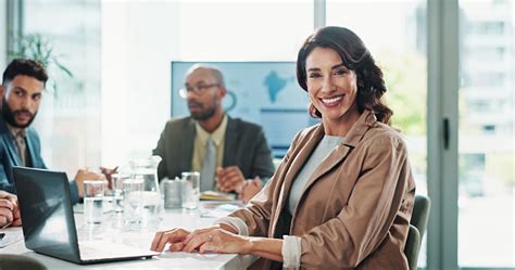 비즈니스 여성 초상화와 노트북 웹 사이트 연구 제안 및 금융 직업에서 회의 계획 회사 수익 성장 및 뉴스를 위한 컴퓨터를 갖춘 사무실 회계사 또는 온라인 회계사 25 29