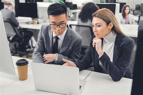 다민족 사업가 사업가 일을 논의 하 고 사무실에서 노트북에서 가리키는 집중 가리키기에 대한 스톡 사진 및 기타 이미지 가리키기 기업 비즈니스 남성 Istock