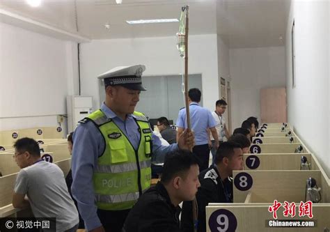 点赞交警边监考边帮考生举吊瓶 华声新闻