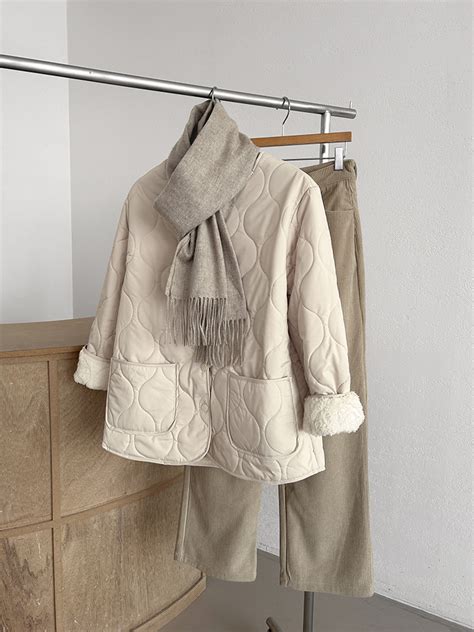 유라타임 노브 털안감 노카라 퀼팅 경량 패딩 점퍼