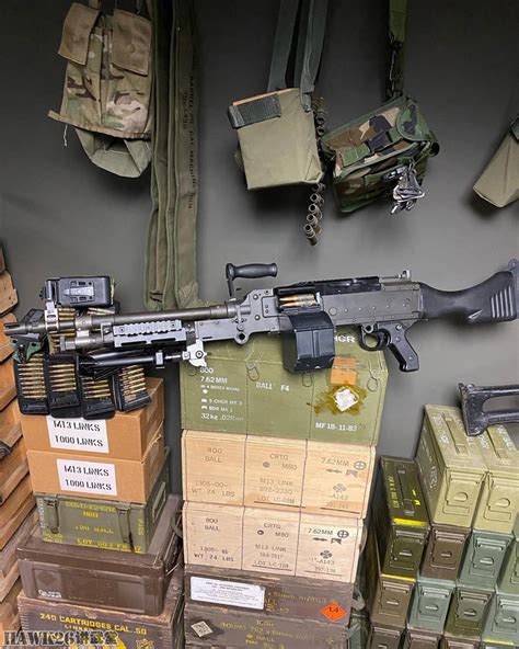 美国枪械爱好者展示新收藏M240机枪50发弹链盒 很稀奇的附件 哔哩哔哩