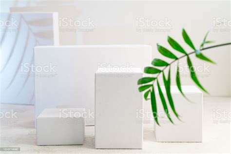 기하학적인 장면이 흰색 배경을 형성합니다 기하학적 연단 받침대 빈 스탠드 화장품에 대한 배경 쇼케이스 제품 프리젠 테이션 광고 개념 개념에 대한 스톡 사진 및 기타 이미지