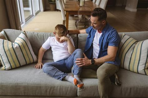 Kaukasischer Vater Schimpft Mit Seinem Sohn Der Zu Hause Auf Der Couch Sitzt Premium Foto