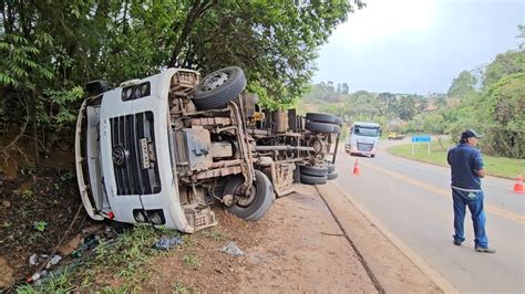 Caminhão Carregado Com Granito Tomba Após Pneu Estourar Na Br 459