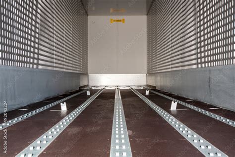 Foto De Inside Of A 40 Foot Cargo Container Ready For Loading Import Export Items Do Stock