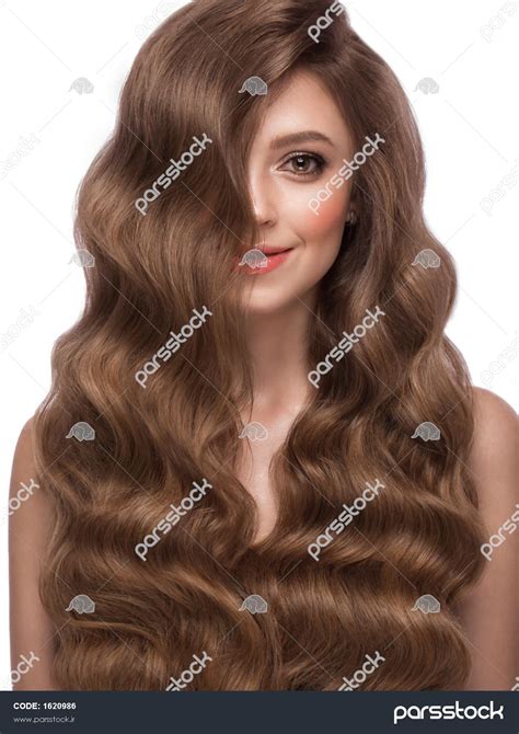 دختر خوشگل مو قهوه ای با موهای کاملا فر و آرایش کلاسیک 1620986