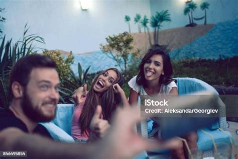 뒷마당에서 바보 같은 얼굴과 혀와 Selfie를 밖으로 데리고 하는 친구의 그룹 3 명에 대한 스톡 사진 및 기타 이미지 3 명 T 셔츠 가족 Istock