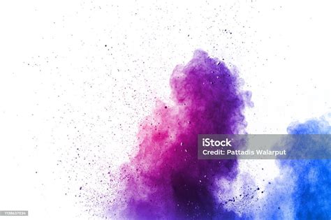 보라색 색상 분말 흰색 바탕에 구름 폭발 보라색 먼지 입자의 근접 촬영 배경에 스플래시 물이 튀는에 대한 스톡 사진 및 기타 이미지 물이 튀는 파우더 페인트 0명