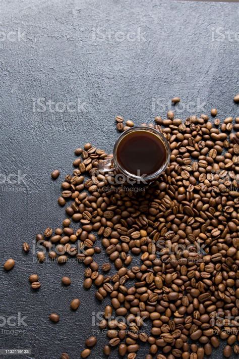 커피 원두와 검은 색 콘크리트 배경에 커피 한잔 복사 공간 0명에 대한 스톡 사진 및 기타 이미지 0명 갈색 곡초류 Istock