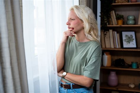 집에서 슬픈 수심에 잠긴 여자 우울증 계절성 정서 장애 정신 건강 혼자 창밖을 내다보기 내향적인 사람 사람들로부터 자기 고립 불안에 시달리는 우울증 여성 20 29세에 대한