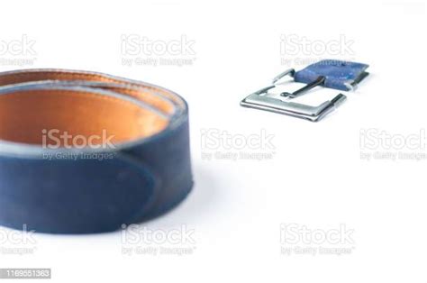 흰색 배경에 고립 된 깨진 파란색 바지 벨트 공간을 복사합니다 0명에 대한 스톡 사진 및 기타 이미지 0명 가죽 개인 장식품 Istock