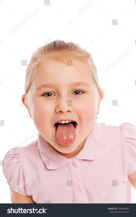 그녀의 혀를 내밀고 있는 어린 소녀 스톡 사진 124480834 Shutterstock