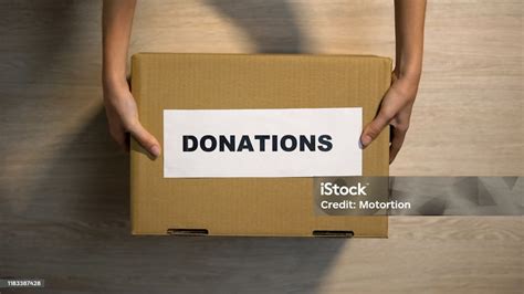 기부금으로 골판지 상자를 들고 도움이 필요한 사람들을 돕고 자선 단체 고아 개념에 대한 스톡 사진 및 기타 이미지 고아 개념 공동체 기민 Istock