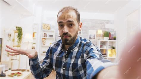 Pov Joven Influencer Hablando Con La Audiencia De Sus Vlogs Hombre Creativo Y Alegre Foto Gratis