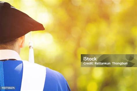 학생의 손에 모자를 들고 대학 졸업 성공의 졸업생 컨셉 교육 축 졸업식 소프트 포커스 계절에 대한 스톡 사진 및 기타 이미지