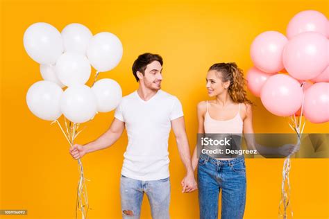청바지 데님 옷 헬륨 공기 풍선 함께 즐기는 주말 산책 손에 들고 세련 된 트렌디한 커플의 노란색 배경에 고립 나머지 휴식 휴양 개념 커플에 대한 스톡 사진 및 기타 이미지