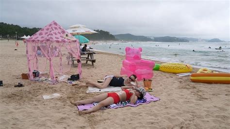 박나래 핫걸 도전…빨간 비키니 입고 드러누워 태닝 나혼산 ｜스포츠동아