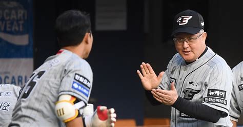 친정 울렸다 김경문 감독 역대 6번째 900승 고지바리아 첫 승 한화 두산 잡고 2연패 탈출 잠실 리뷰