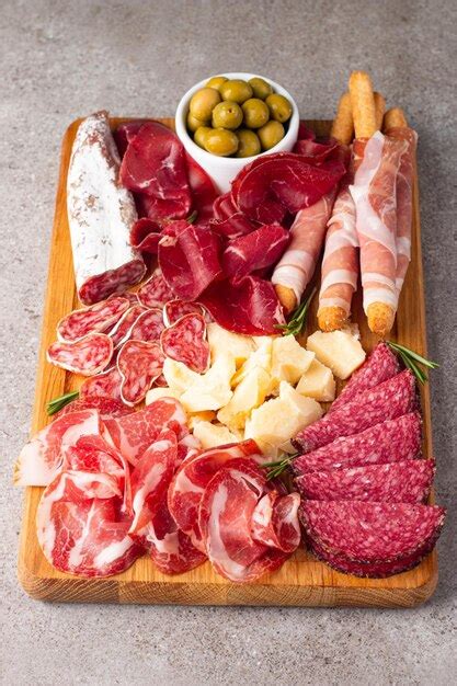 Мясная доска антипасти закуски из мяса и сыра с салями прошутто крудо