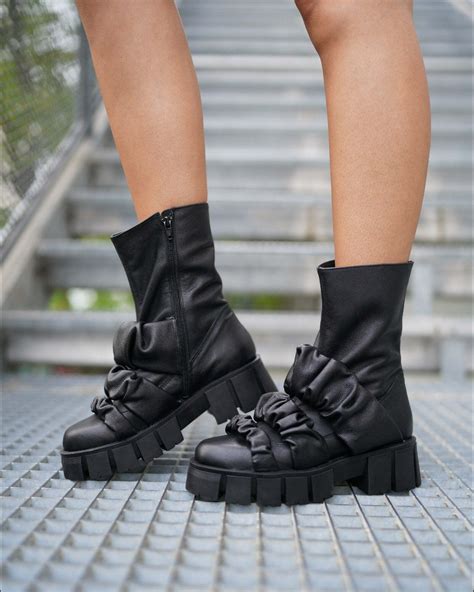 Bocanci Cu Barete Fronsate Giselle Negru Passofino