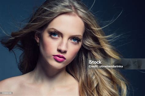 뷰티 여자 초상화입니다 긴 웨이브 머리를 가진 아름 다운 소녀입니다 금발 헤어스타일으로 모델입니다 갈색에 대한 스톡 사진 및 기타 이미지 Istock