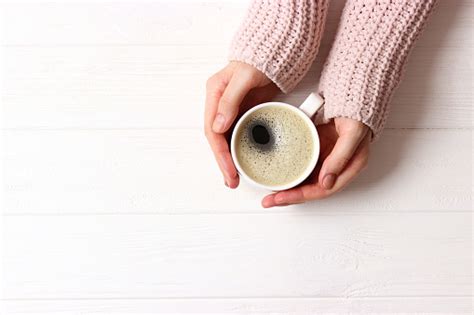 나무 테이블에 여성의 손에 거품과 커피 한 잔 맨 위 보기입니다 갈색에 대한 스톡 사진 및 기타 이미지 갈색 검은색 기포 음료 Istock